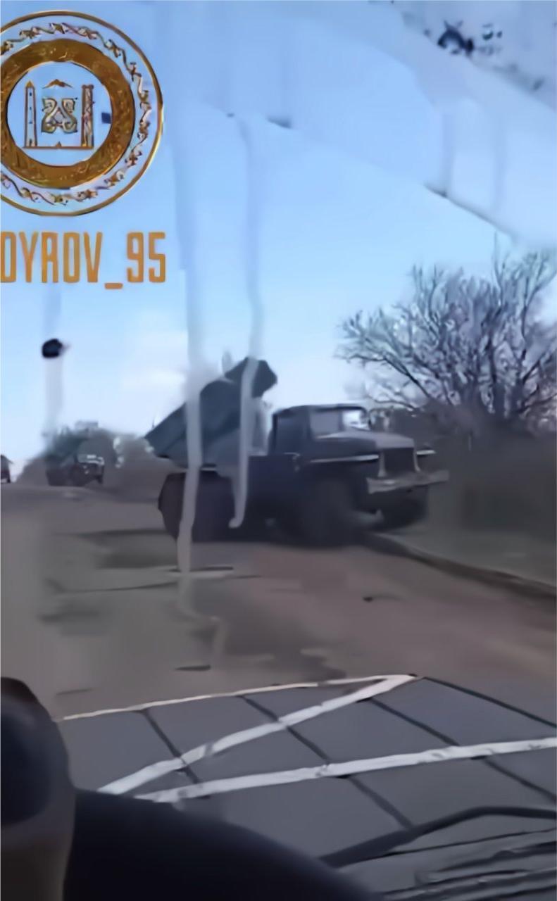 战争实录 公路两旁满是被摧毁的俄军装备