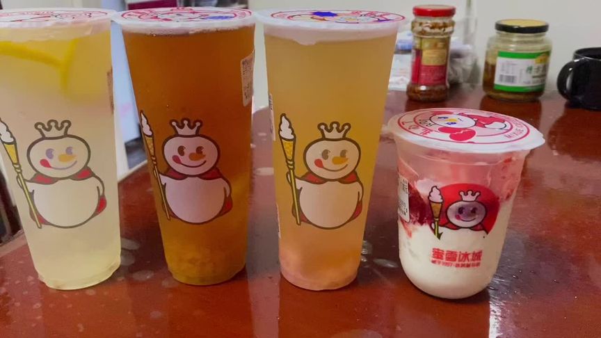 刮台风下大雨,也阻止不了要喝雪王的心#蜜雪冰城