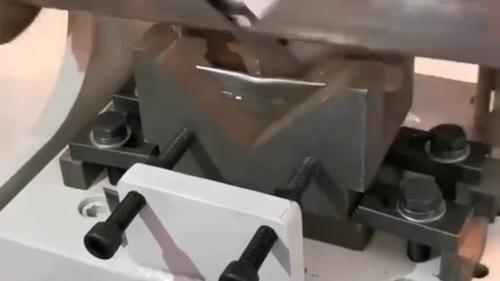 现在的数控机床设备很厉害,一台机器,十五秒就可以完成一套操作!