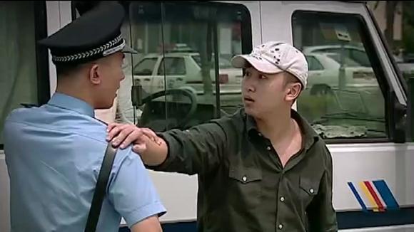 男子校门口超速差点撞人,下车后还态度强硬,连民警都不放眼里