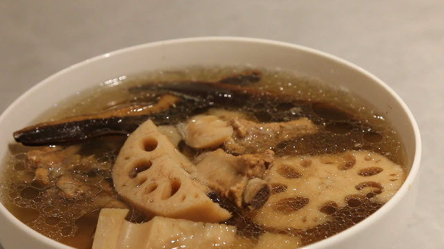 福建小姐姐拿灵芝炖排骨,汤鲜甜不腻,最适合换季食用