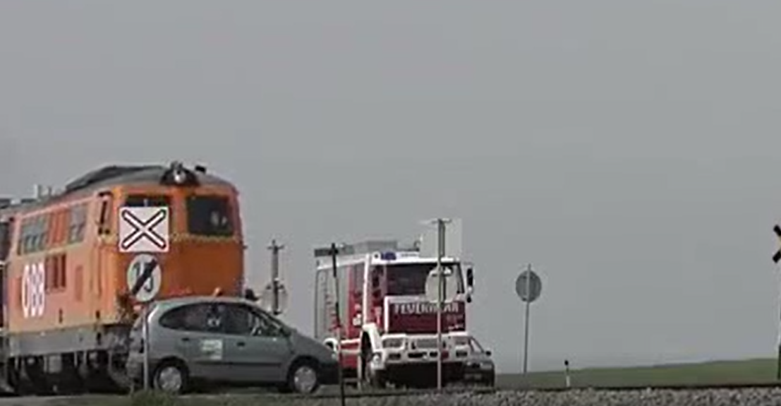 火车碰撞汽车测试视频 结果让人惊讶