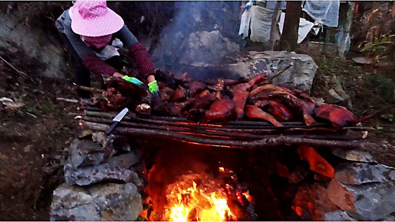 在贵州农村,每家每户都会烤腊肉,这样的烤腊肉方式你见过吗?