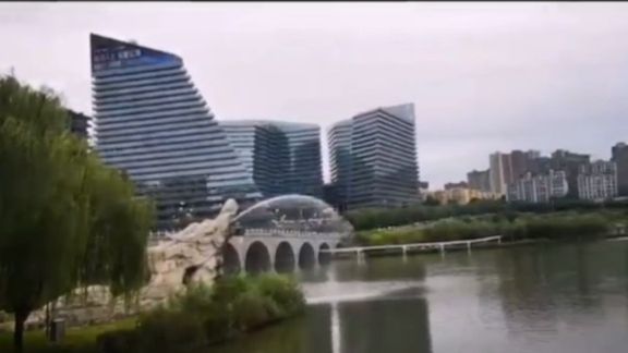放慢你的脚步,来夹杂在楼宇中的南湖,感受现代与古代文化的碰撞