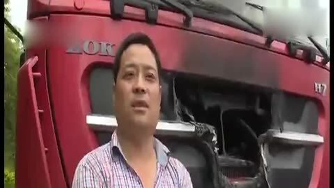 满载30吨酒的大挂车隧道自燃 扑救及时化险情