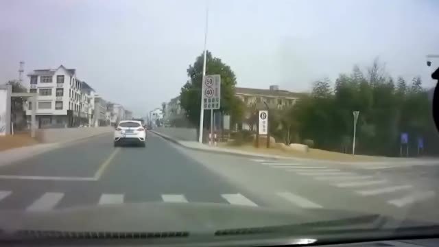 大姐骑电动车直行,撞上突然转弯汽车,太气人了