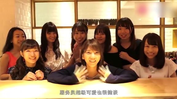 日本有个咖啡厅服务员全是清一色的素颜美女很多人排队喝咖啡