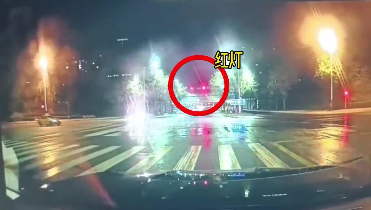 小轿车闯红灯酿事故全责!#交通违法曝光#守法知礼平安行#政媒原创...