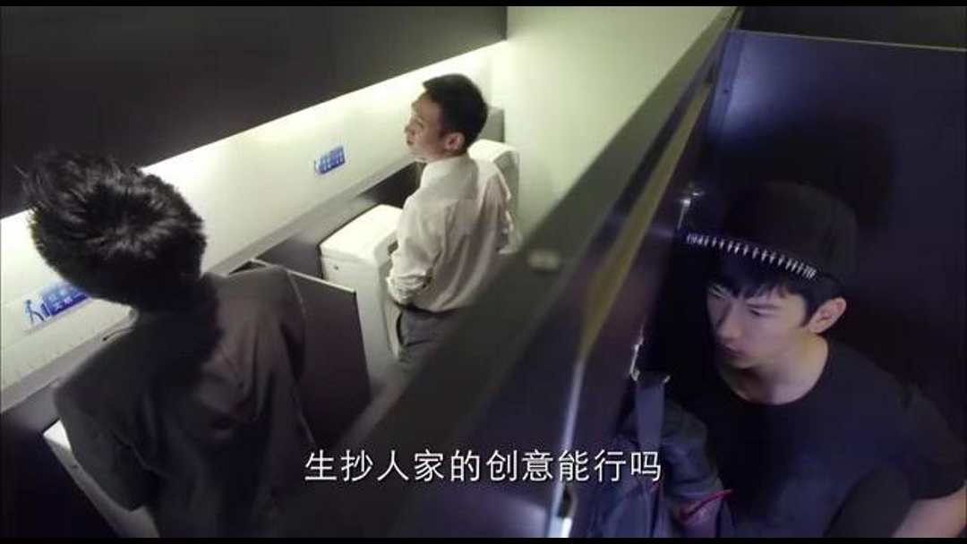 小伙上厕所听到同事议论,得知自己被骗,怒气冲冲大闹会议室