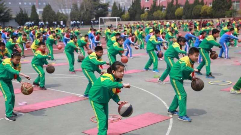 小学生逆天篮球操!打篮球的童鞋可以来看看这什么水平