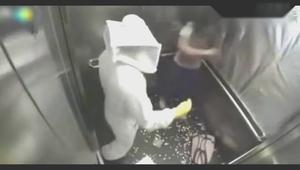 可怕,电梯门打开的那一瞬间,吓惨了要进来的人!