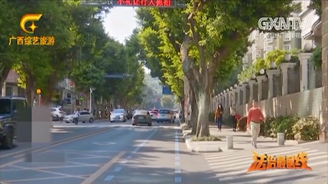 小学生横穿马路突然猛跑,怎料被一轿车直接撞飞,监控拍下全程