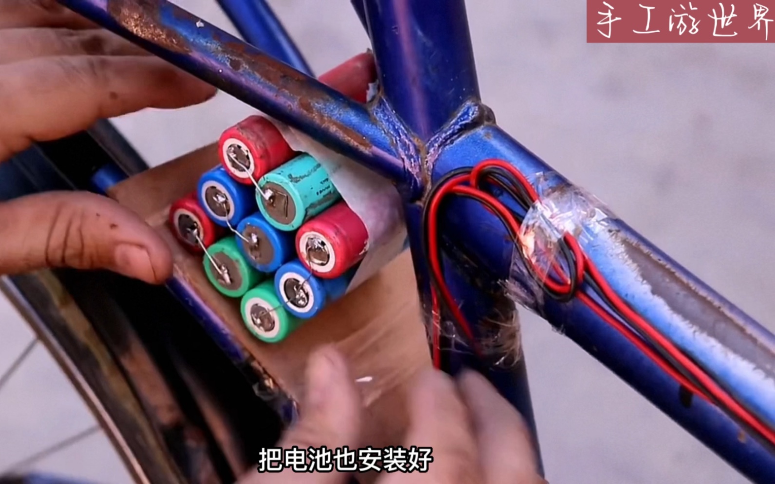 印度小伙用几节五号电池,将自行车改装成电动车