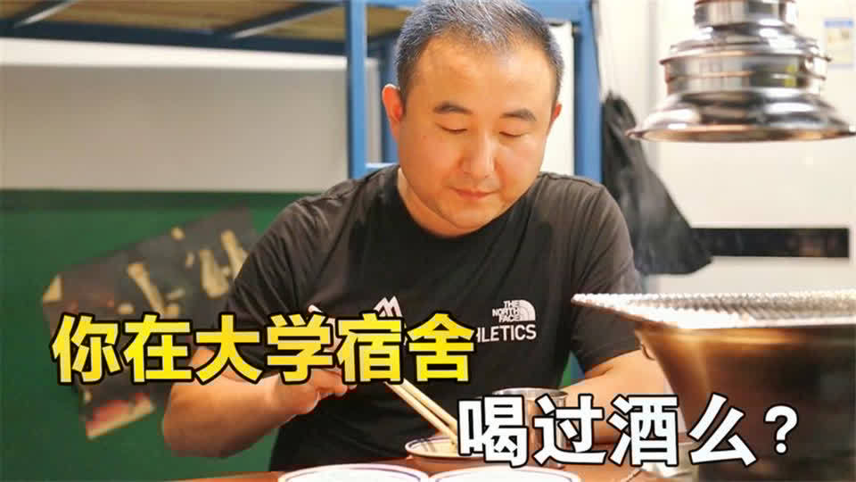 包间装潢成大学生宿舍,还有上下铺