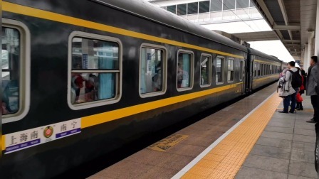 由南宁开往上海南的T79次列车驶入停靠贵港站