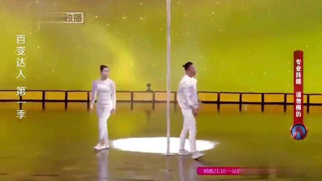 男女双人滑竿表演,女子从顶端滑落下来,全程都惊心动魄,好震撼