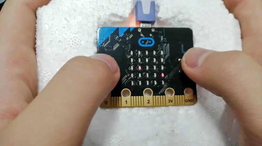 7.microbit 吃豆子游戏(简化贪吃蛇)