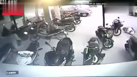 实拍国外真实枪击案,满街的枪战真是乱,不输于国际大片