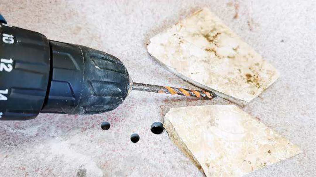 瓷砖钻孔你还在用冲击钻?难怪瓷砖会裂成两半,电动工具都选错了
