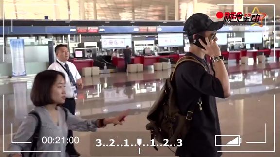 魏晨机场接电话行色匆匆表情凝重 遇粉丝面无表情显冷漠