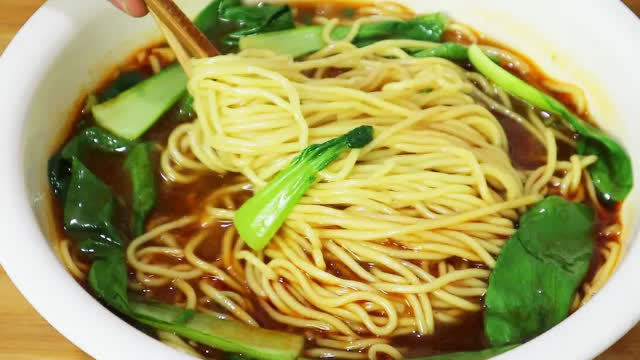 爱吃面条的要收藏,这样做简单又好吃,比炒面还香