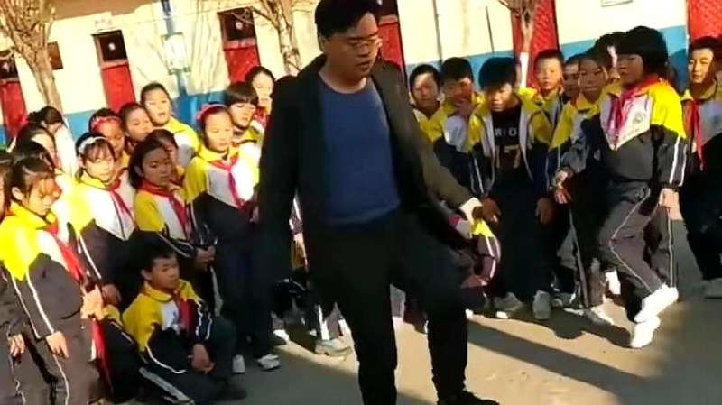 校长现场指导,帮孩子掌握曳步舞新动作要领,孩子们学的非常认真