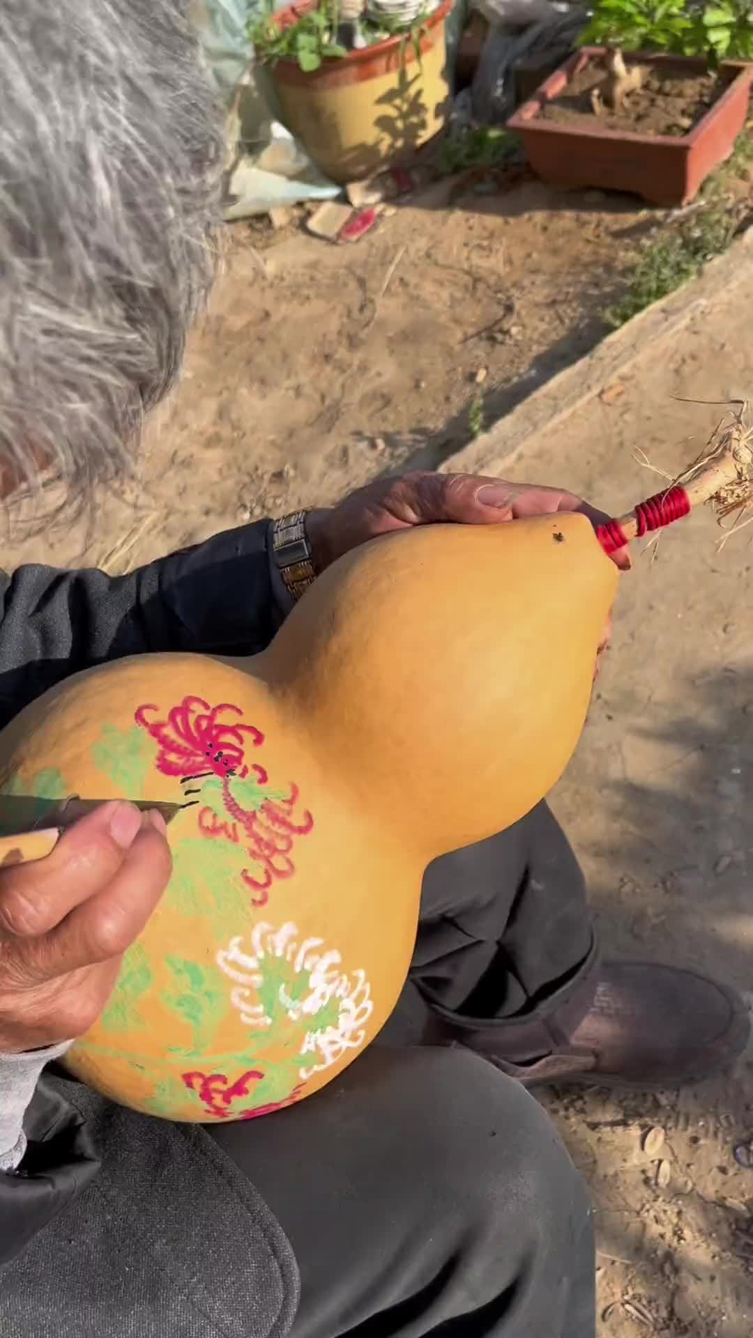 大舅经常会在葫芦上画各种各样的画,有人喜欢他他真的也就知足了