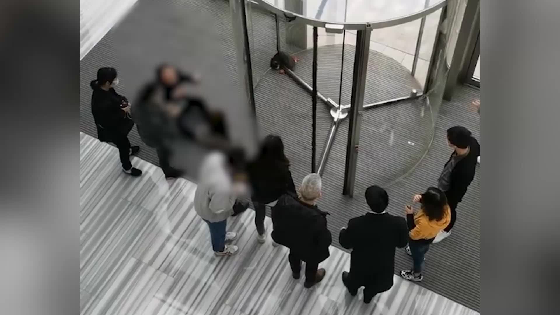 未牵绳带狗进写字楼,遭旋转门死死卡住,女主人倒地撕喊拆门救狗