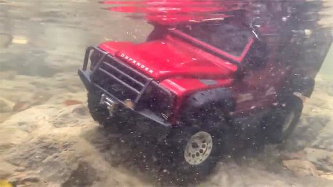 遥控车越野涉水变身潜水艇