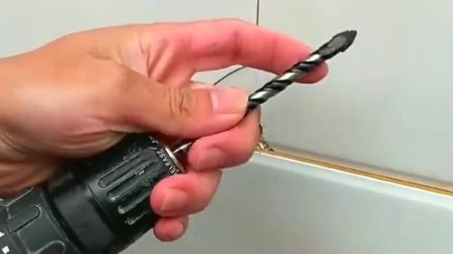 瓷砖开孔用普通的电钻会损坏,换成专用打瓷砖的钻头,效果明显很好