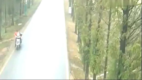 都认为电动车男子要拐弯,事情其实并不简单