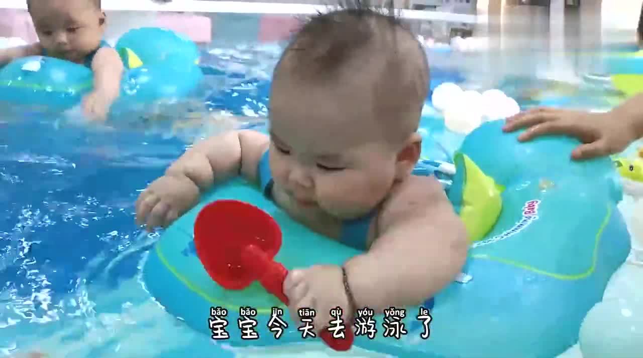 宝宝第一次游泳,撑破了泳圈,服务员称:太胖了,泳圈难找 咋办