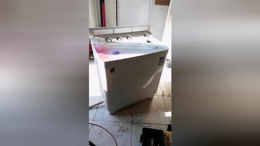 洗衣机维修,换甩干电机。