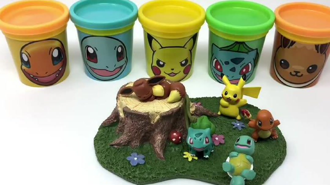 伊布懒洋洋地躺在树桩玩具上 神奇宝贝皮卡丘杰尼龟玩手工彩泥