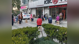 杭州银行网点陆续开业,门口摆放塑料凳,戴口罩测体温!