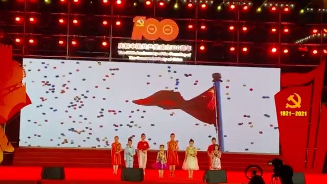 文化舞台上孩子们情景朗诵诗人阿紫的爱国诗歌《读中国》