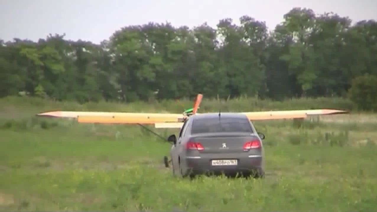 民间牛人自制旋翼机与汽车速度比拼,结果不可思议