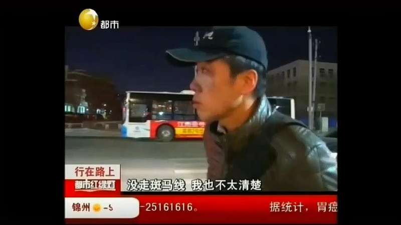 轿车撞上自行车,驾驶人急打轮翻车