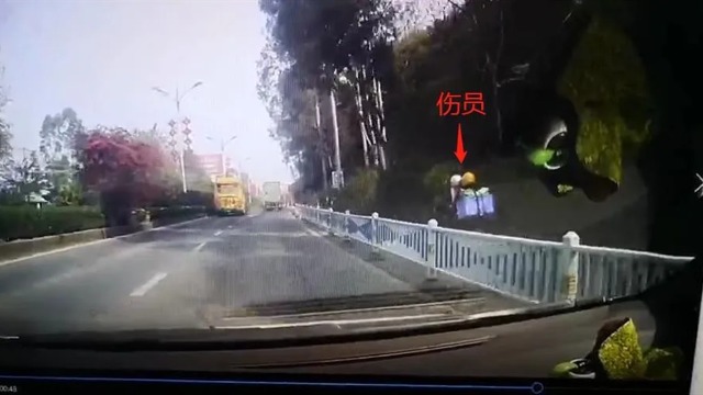 司机驾车撞飞隔离栏 栏杆破碎飞向驶来摩托车