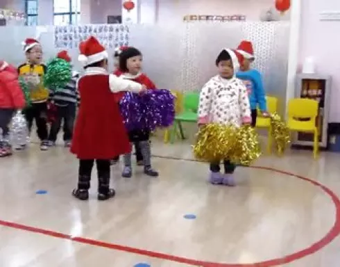 2012-12-22婷婷在幼儿园圣诞活动上和小伙伴们跳《敲咚咚》