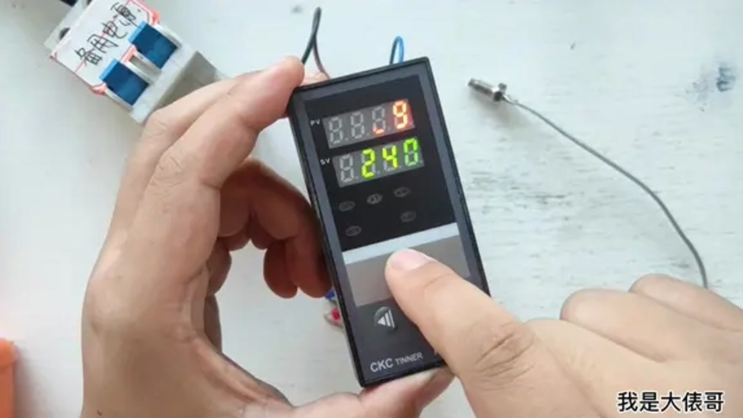 C400温控仪怎么接温度传感器?参数怎么设置?老电工手把手教你