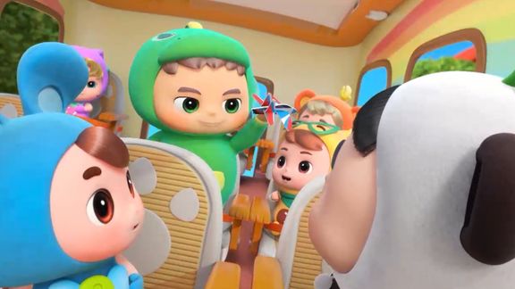 百变校巴:孩子们坐着校巴歌德,在去敬老院的路上,还有说有笑的