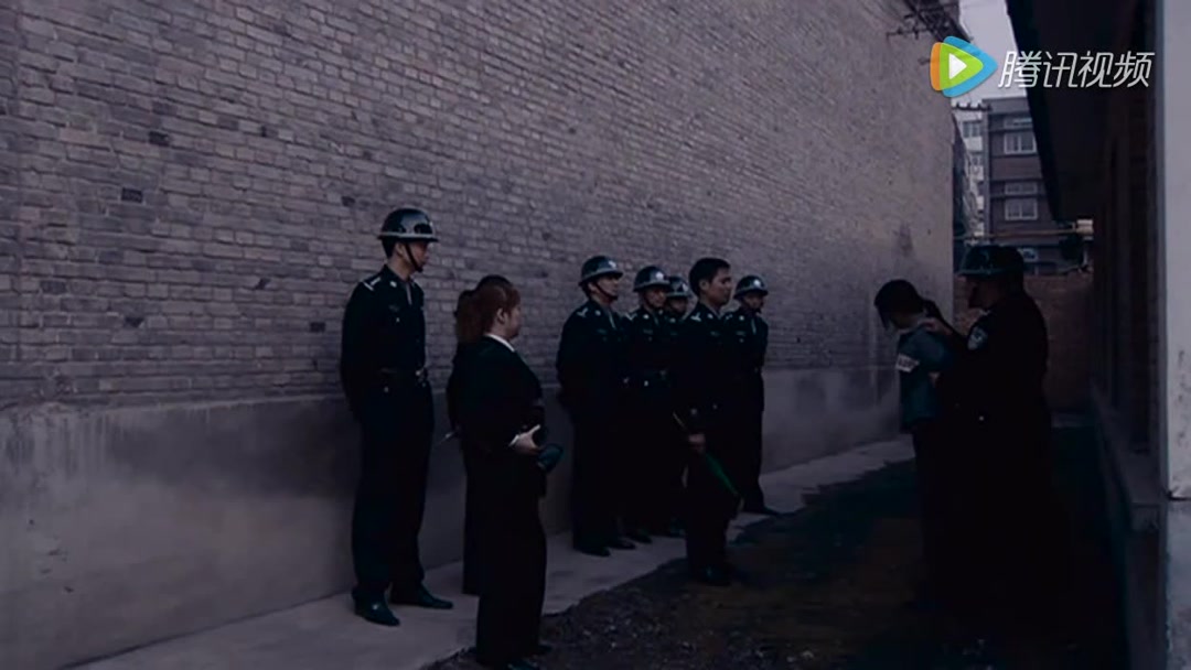 女死刑犯在行刑前,行刑行刑动作。