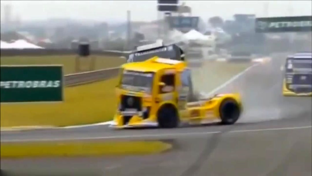 大家伙可不好惹 看卡车比赛中撞车事故