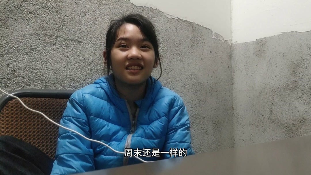 采访小学生,在学校是不是交几个男朋友?看她什么回答!