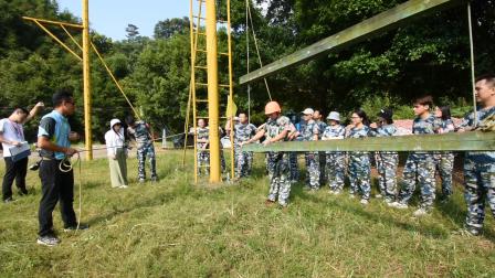 远智教育上进训练营第一期学员活动高空爬梯训练