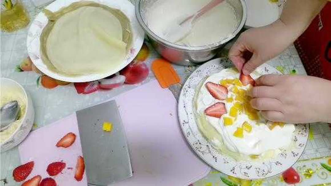 明天老公生日一个芒果草莓千层蛋糕、一个榴莲千层蛋糕都做好了