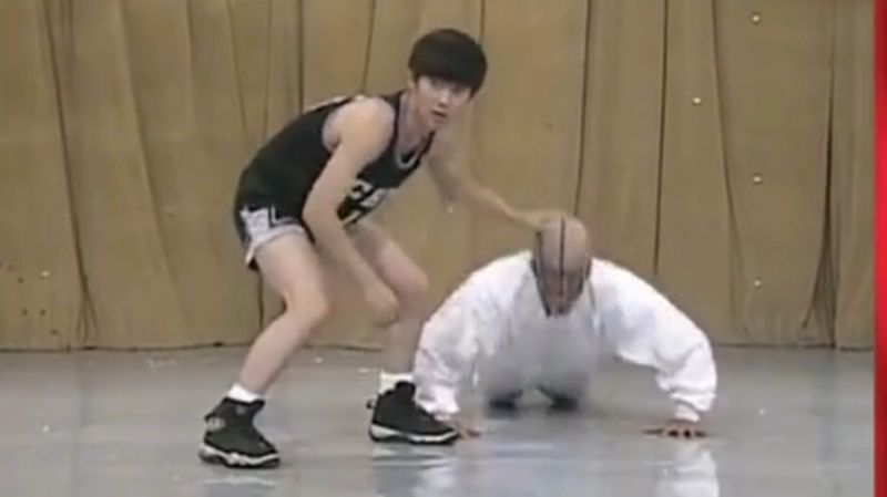 高难度篮球表演,精彩刺激极力推荐