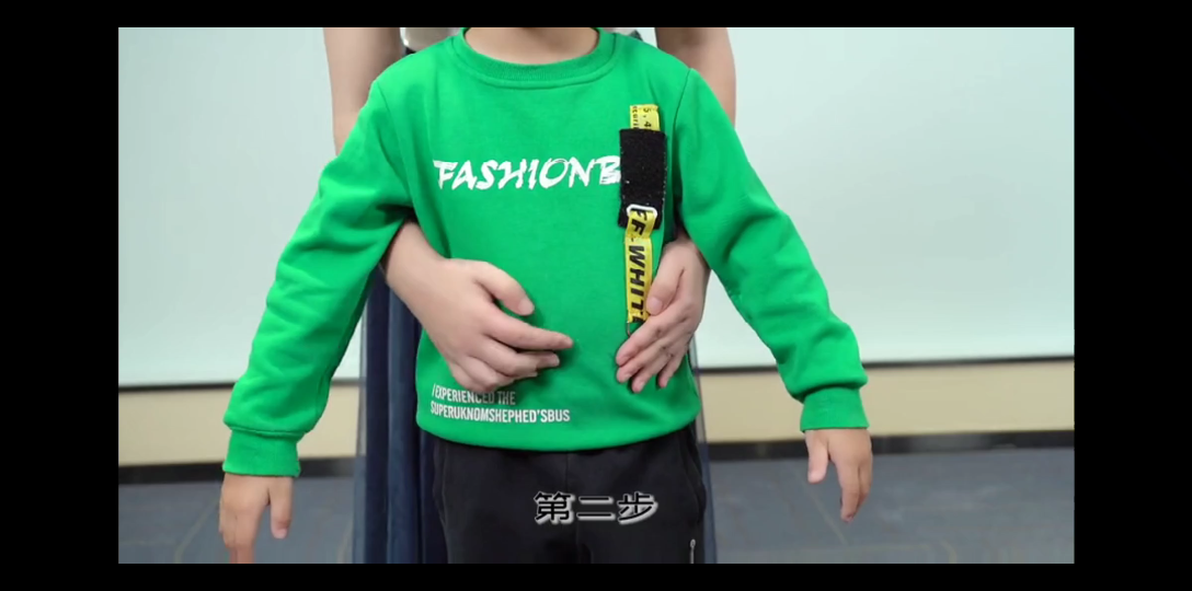 海姆立克急救法就是“顶你的肺”,学会能救气道异物阻塞的人!同时也...