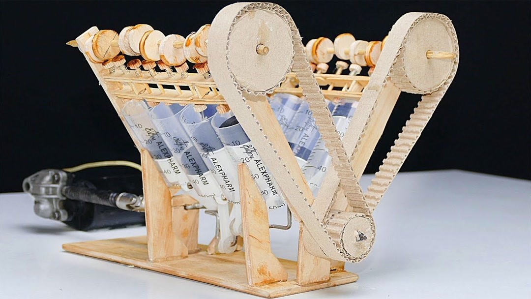 V8发动机究竟有多强悍?牛人自制V8发动机模型,看工作原理就懂了